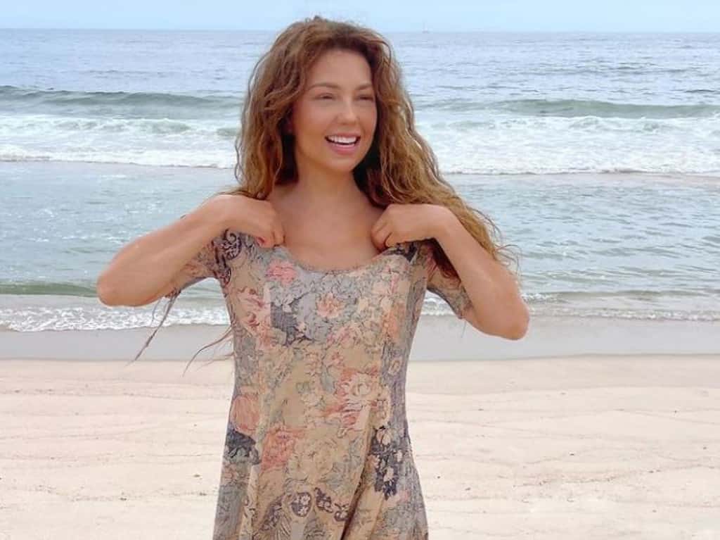 Nostalgia liberada! Thalia se caracteriza com o vestido original de Marimar depois de 28 anos
