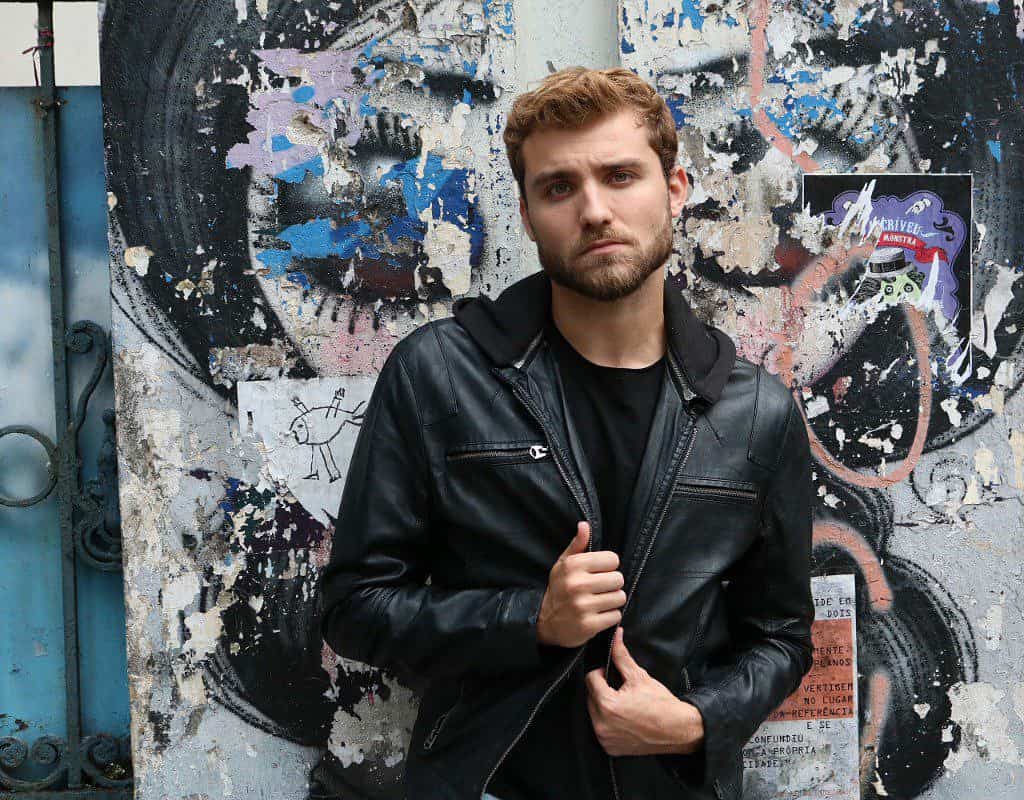 Após participação em novela da Globo, ator Claudio Olegário viaja para ...